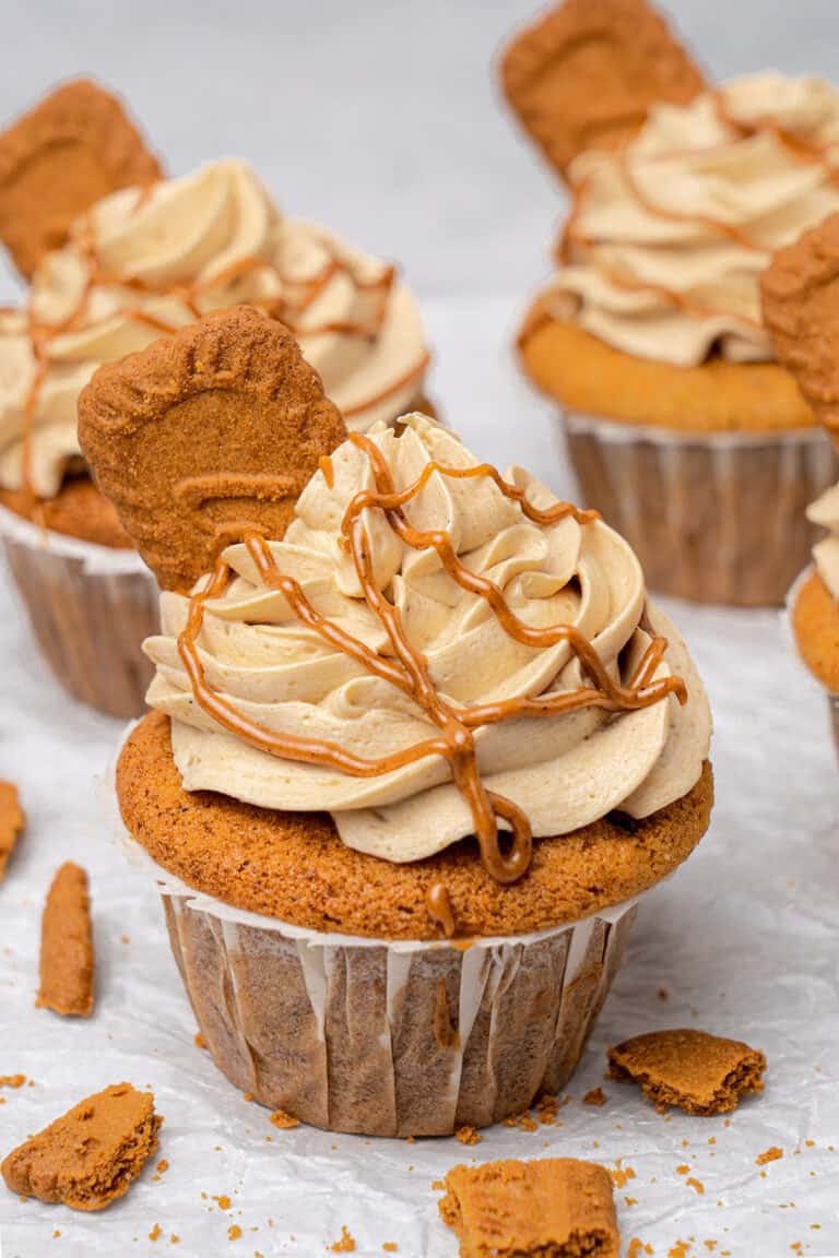 Biscoff Cupcakes with Biscoff Buttercream (VIDEO) - Spatula Desserts