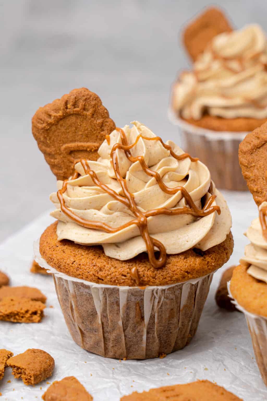 Biscoff Cupcakes with Biscoff Buttercream (VIDEO) - Spatula Desserts