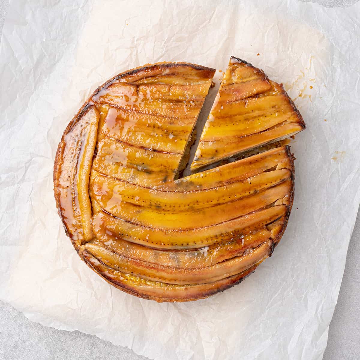 Caramelized Banana Upside Down Cake (VIDEO) - Spatula Desserts